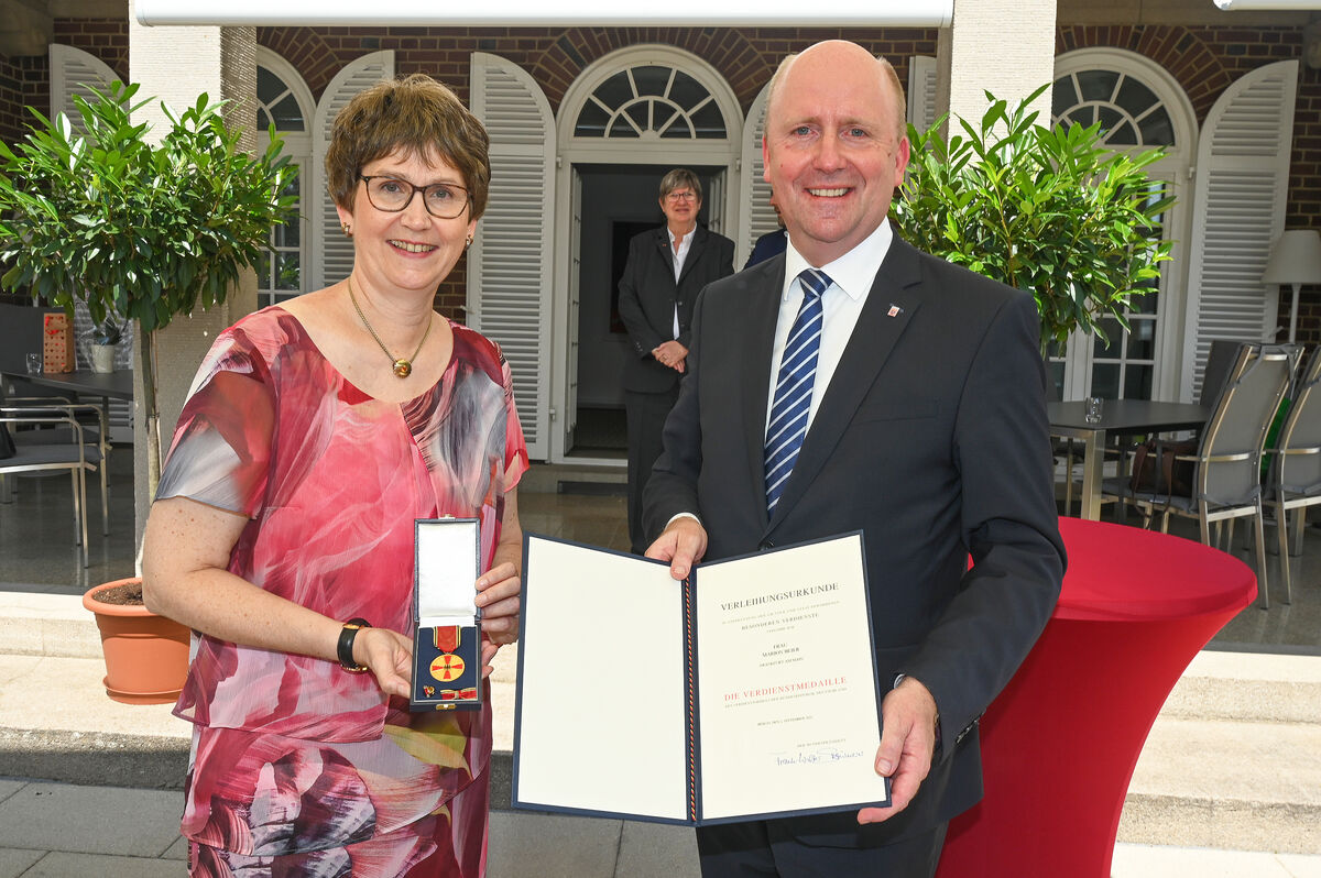 Verdienstmedaille für Marion Beier aus Frankfurt am Main | hessen.de